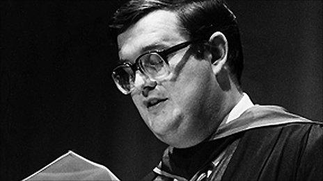 Jailed sex abuse headmaster Derek Slade dies - BBC News