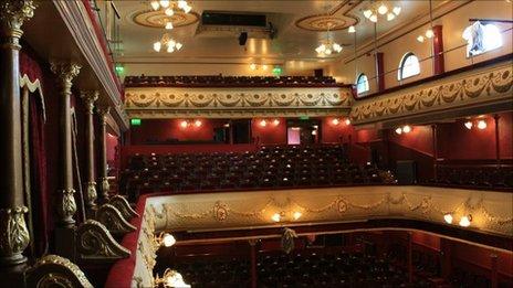 Leeds City Varieties music hall celebrates 150 years - BBC News