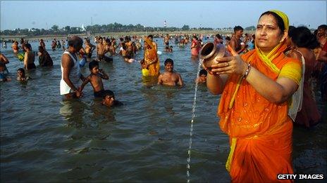 Berkshire experts to help clean up the Ganges - BBC News