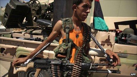 Gaddafi loyalists face last stand in Tripoli - BBC News