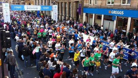 Thousands complete Great Scottish Run in Glasgow - BBC News
