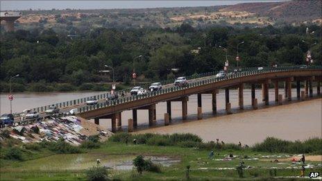 Niger: Mixed emotions over Gaddafi fugitives - BBC News