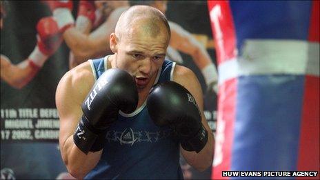 Gavin Rees dismisses stamina concerns before Derry Mathews bout - BBC Sport