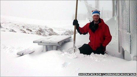 Warm weather melts summit snow in Cairngorms - BBC News