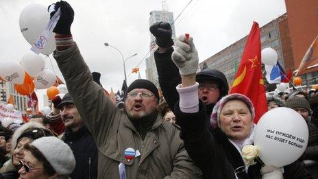 Moscow: Thousands join pro- and anti-Putin protests - BBC News