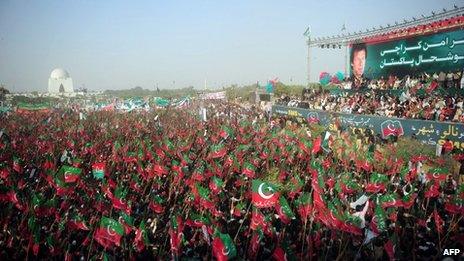 Pakistan Imran Khan rally draws tens of thousands - BBC News