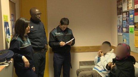 French crack down on Roma gangs - BBC News