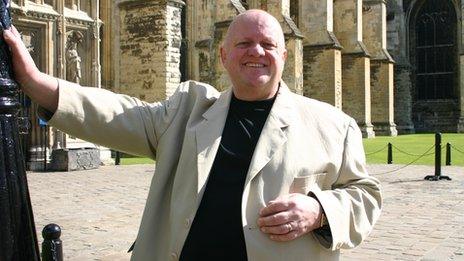 Statue of Kent comedian Dave Lee unveiled in Canterbury - BBC News