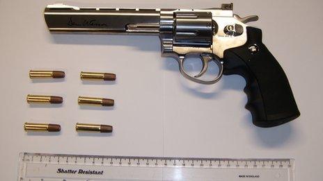 Fake handgun in York restaurant sparks police alert - BBC News