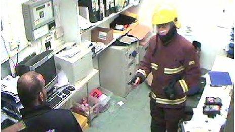 Robbery gang jailed over heists - BBC News