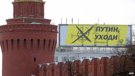 Russia activists erect anti-Putin banner facing Kremlin - BBC News