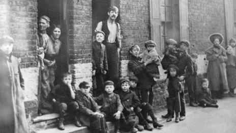 Third of UK population 'fell below the poverty line' - BBC News