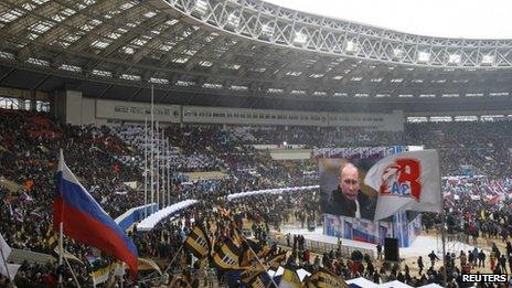 Putin tells stadium rally 'battle' is on for Russia - BBC News