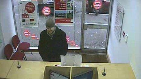 CCTV image released in hunt for Glasgow armed raider - BBC News