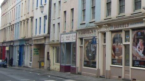 Number of empty shops in Guernsey falls - BBC News
