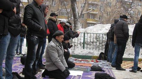Moscow's Muslims find no room in the mosque - BBC News