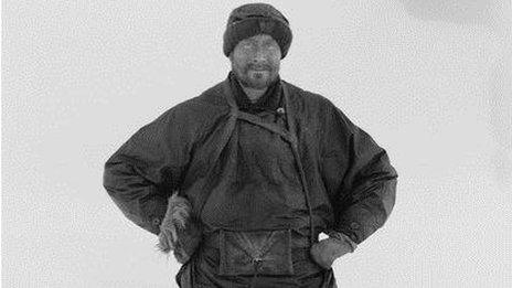 Explorer Edward Wilson's pipe bought for Cheltenham museum - BBC News