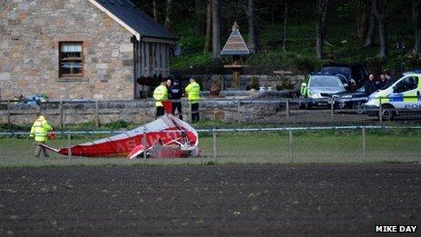 One dead after Clackmannan microlight crash - BBC News