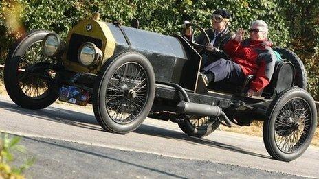 Manx Classic Rally 2015: Cars spanning 104 years start race - BBC News