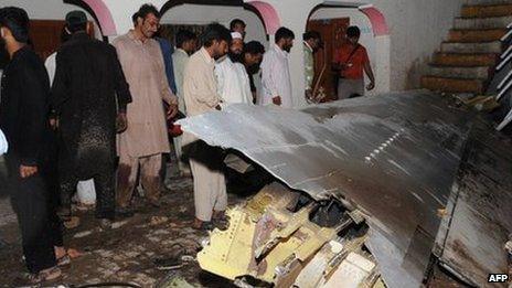 Devastation and chaos after Pakistani plane crash - BBC News