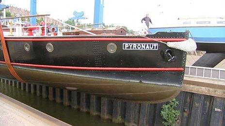 Diamond Jubilee: Bristol Pyronaut boat joins flotilla - BBC News
