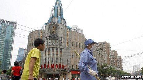 Shanghai dance hall evokes vanished era of glamour - BBC News