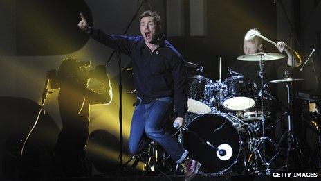 Blur are to debut two new songs on their Twitter feed - BBC News