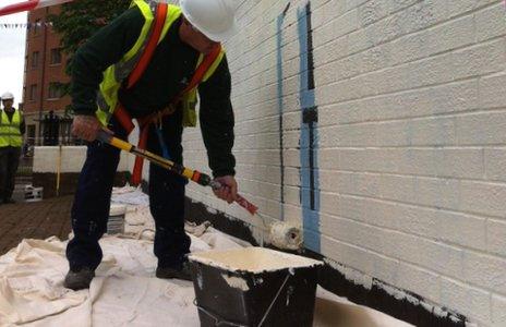 Sandy Row loyalist mural being replaced with William of Orange painting ...