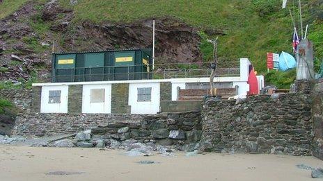Tregonhawke RNLI beach lifeguards' gazebo banned - BBC News