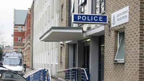 Humberside Police to cut 700 jobs to save £31m - BBC News