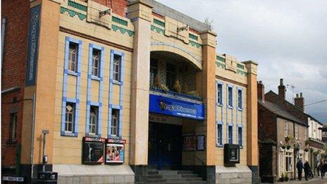 Cinema screens return to medieval town of Rye - BBC News