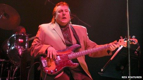 Funk Brothers bass player Bob Babbit dies aged 74 - BBC News