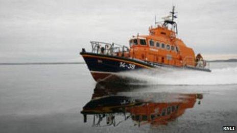 Troon lifeboat rescues man drifting on Clyde in dinghy - BBC News