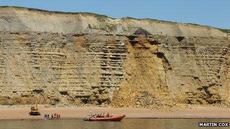 Landslip on Dorset coast: One trapped under rocks - BBC News