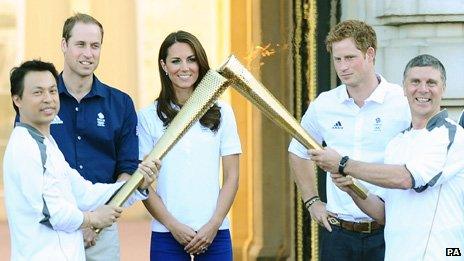 London 2012: Prince William request gives John Hulse torch - BBC News