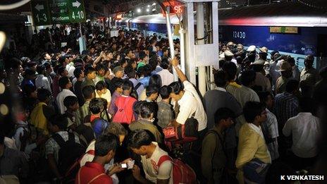 Thousands flee violence threats in Indian city of Bangalore - BBC News