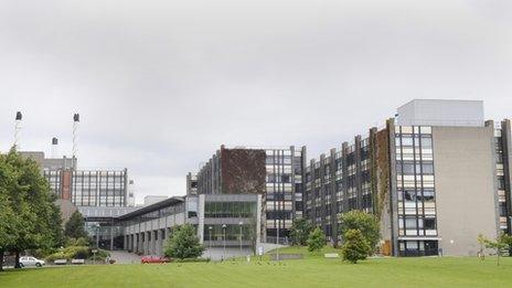 University offers foundation course after email blunder - BBC News