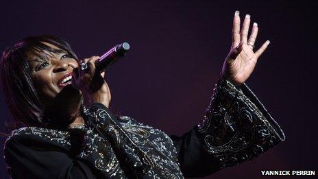 Gospel music in Paris flourishes - BBC News