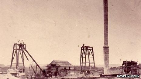 Kent Miners Festival marks Snowdown pit centenary - BBC News