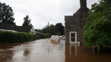 Residents in Comrie begin cleaning up after flooding - BBC News