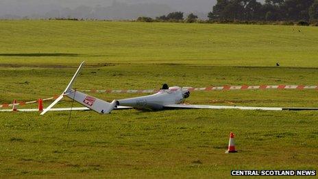 Man dies after glider crash in Kinross - BBC News