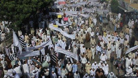 Pakistani families count cost of anti-Islam film protests - BBC News