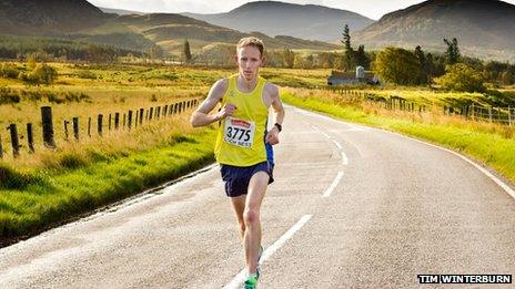 Thousands in Loch Ness Marathon and Running Festival - BBC News