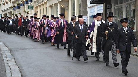 Guernsey Royal Court 'tradition is important' - BBC News