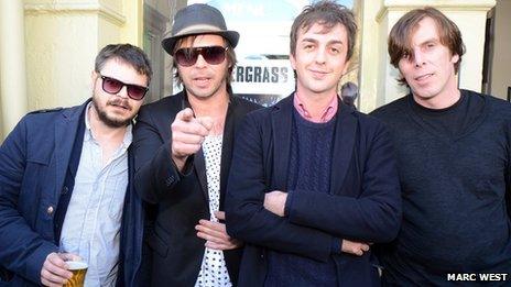 Supergrass plaque for Oxford venue where band began - BBC News