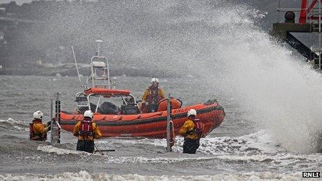 Man's body found on Cramond shoreline - BBC News