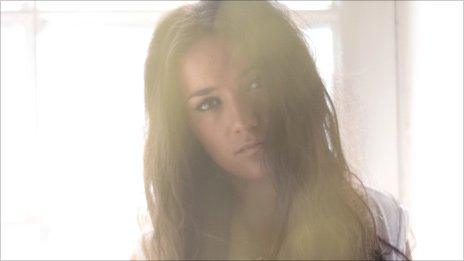 Pop on a budget: Introducing Ria Ritchie - BBC News