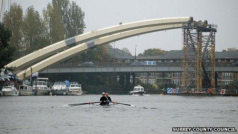 Walton Bridge over the Thames taking shape - BBC News