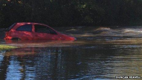 Seven cars stuck in Hampshire flood waters - BBC News