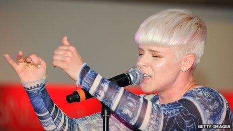 Robyn says it's time to start writing new material - BBC News